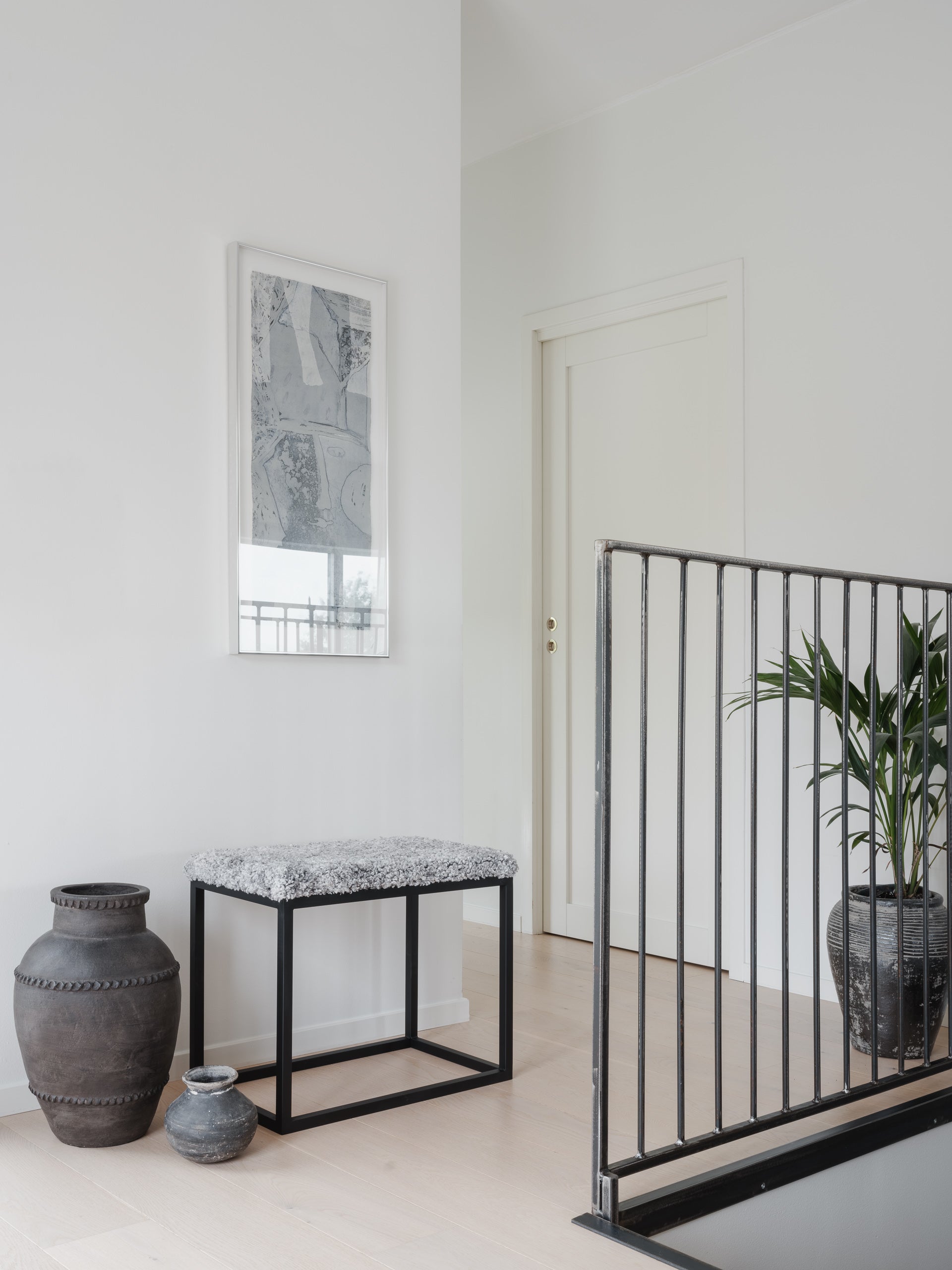 Skinnwille Palle Bænk fåreskind 60x35 cm Charcoal/Black | Køb fra Hulténs